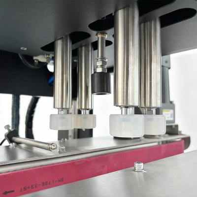 China Máquina eléctrica automática de tapado de botellas con tornillo de cuatro ruedas en venta