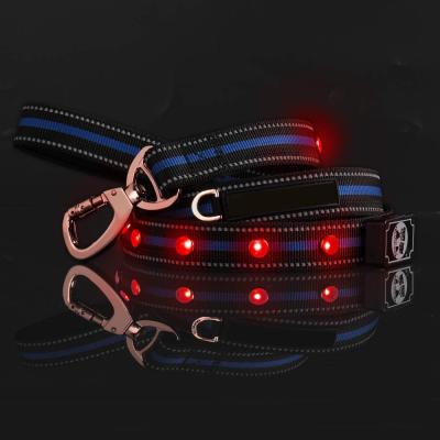 China 4 FT langes LED-Hundeleinen-Weiche aufgefülltes reflektierendes Nylon für mittelgroße Hunde zu verkaufen