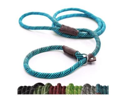 Китай Петля ручки сверхмощного поводка собаки нейлона отражательная удобная проложенная регулируемая продается