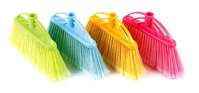 Cina Il multi colore scava fuori la scopa domestica dritta di pulizia della testa di plastica delle scope in vendita