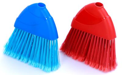 Cina Riempia la scopa di angolo/scope blu rosse della plastica che pulisce lo strumento in vendita