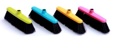 Cina La pulizia domestica sfrega le scope di plastica della spazzola con il vergine o ricicla il PVC in vendita