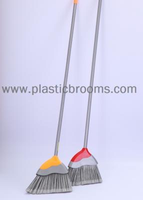 Cina Due scope di plastica rivestite del PVC di angolo di tono, spazzole di pulizia di legno della maniglia in vendita