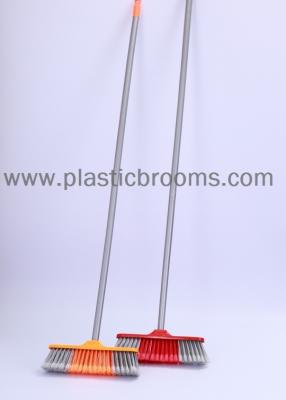Cina Le scope di Helen e le spazzole di plastica diritte/maniglia di legno sfregano la spazzola in vendita