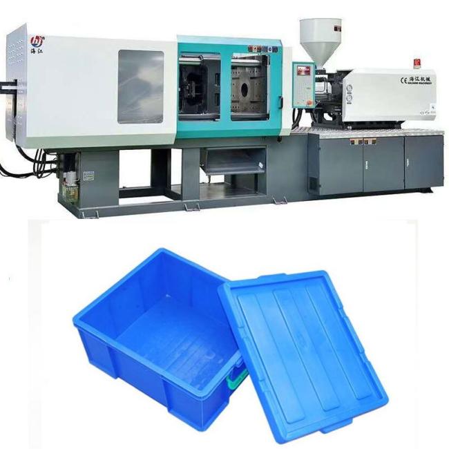 Auto Injection Molding Machine in operation