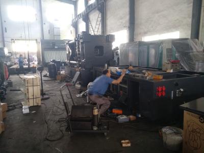 China Macchina automatica dello stampaggio ad iniezione da 1000 tonnellate per il macchinario industriale della pattumiera for sale