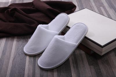 China Unisex Disposable Spa Slippers Bulk Hotel Guest Slippers With Embroidered Design for sale