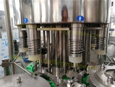 中国 回転式Monoblockの満ち、おおう機械、380V/50HZ商業びん詰めにする機械 販売のため