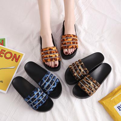 China New Design slippers summer Women thick sole non-slip leopard grain shining diamond slides sandals wholesale for sale