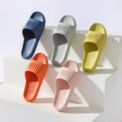 Cina Le nuove donne di progettazione le pantofole dell'estate che adattano le scarpe dell'interno antisdrucciolevoli domestiche semplici coppia gli uomini leggeri molli altri sandali in vendita