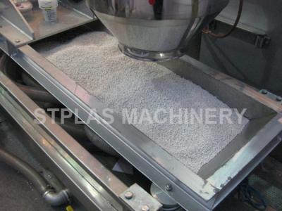 Cina Macchina di riciclaggio di plastica a basso rumore della pallina per il LDPE di plastica dell'intera del rullo trazione del film in vendita