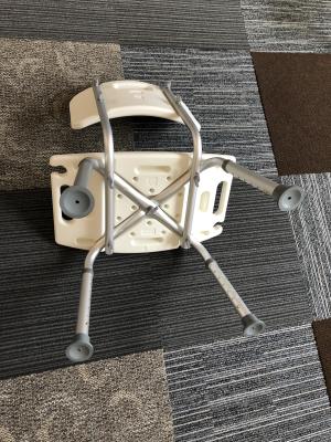 Cina Lega di alluminio regolabile di altezza bianca della sedia di bagno dell'ospedale Matte Finish in vendita