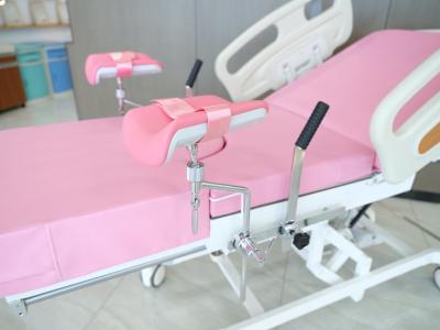 China Manual Gynecological Exam Bed with Adjustable Back Plate Adjustable Customization for sale
