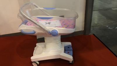 Cina Multiuso regolabile dell'ospedale della greppia bianca del bambino per i neonati di cura in vendita