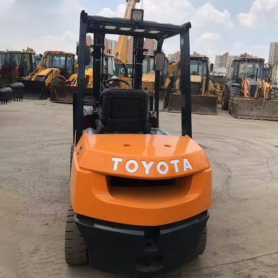 China 2WD 4WD 3 Ton Toyota Gebruikte Vorklift met 2 Stage Mast en 24V Vorklift Roterende Vork Te koop