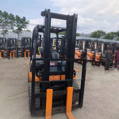 China 2WD 4WD 3 Ton Toyota Gebruikte Vorklift met 2 Stage Mast en 24V Vorklift Roterende Vork Te koop