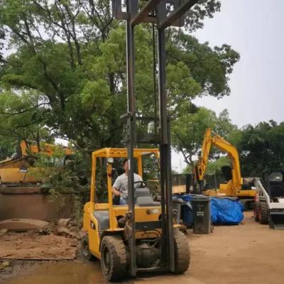 China 3 ton diesel-kattenvrachtwagen in Japan met standaardhefhoogte en 150 mm vorkbreedte Te koop