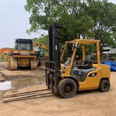 China 3 ton diesel-kattenvrachtwagen in Japan met standaardhefhoogte en 150 mm vorkbreedte Te koop