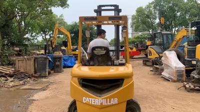 China 3 ton diesel-kattenvrachtwagen in Japan met standaardhefhoogte en 150 mm vorkbreedte Te koop