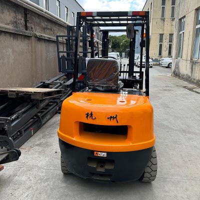 China 3 ton diesel vorkheftruck voor hotels 4 x 4 heftruck 3m hefhoogte 1070mm vorklengte Te koop