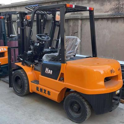 China 3 ton diesel vorkheftruck voor hotels 4 x 4 heftruck 3m hefhoogte 1070mm vorklengte Te koop