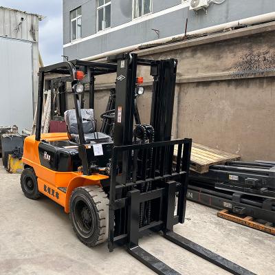 China 3 ton diesel vorkheftruck voor hotels 4 x 4 heftruck 3m hefhoogte 1070mm vorklengte Te koop