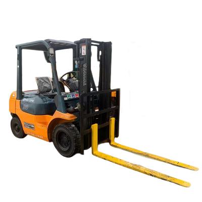 China Lojas de materiais de construção Toyota Diesel usado 3 toneladas 7F empilhadeira com mudança lateral 3450 KG à venda