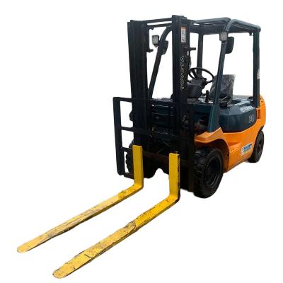 Cina Negozi di materiali da costruzione Toyota Diesel usata 3 tonnellate 7F carrello elevatore con cambio laterale 3450 KG in vendita