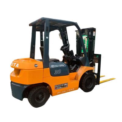 Cina Negozi di materiali da costruzione Toyota Diesel usata 3 tonnellate 7F carrello elevatore con cambio laterale 3450 KG in vendita