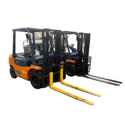 Cina Negozi di materiali da costruzione Toyota Diesel usata 3 tonnellate 7F carrello elevatore con cambio laterale 3450 KG in vendita