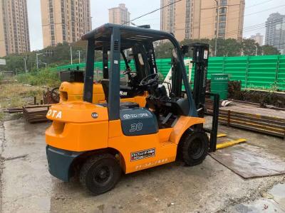 Cina Negozi di materiali da costruzione Toyota Diesel usata 3 tonnellate 7F carrello elevatore con cambio laterale 3450 KG in vendita