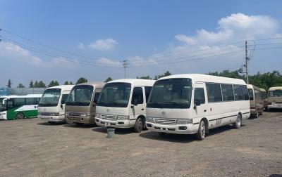 Cina Autocarro Toyota Coaster a guida sinistra 26 posti e 30 posti Minibus con motore di 4 litri in vendita
