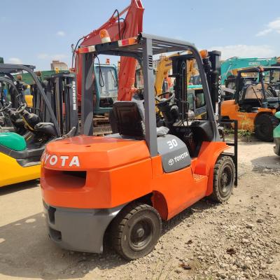 Cina 2001-4000 Orari di lavoro utilizzato 3 tonnellate di Toyota forklift diesel per le vostre esigenze di costruzione in vendita