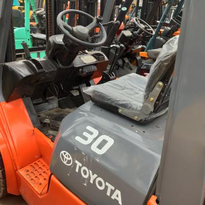 Cina 2001-4000 Orari di lavoro utilizzato 3 tonnellate di Toyota forklift diesel per le vostre esigenze di costruzione in vendita