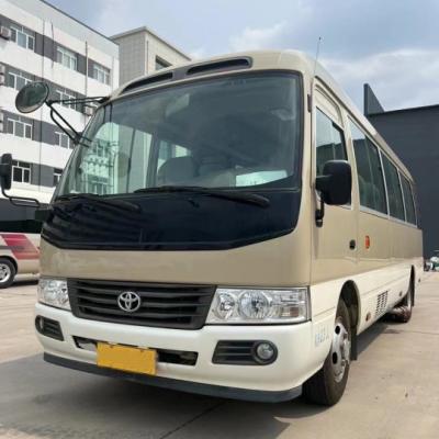 China 2023 modelo de gasolina Toyota Coaster Bus 30 asientos Capacidad del motor 4L 7005*2040*2785mm en venta