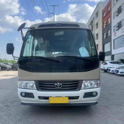 China 2023 modelo de gasolina Toyota Coaster Bus 30 asientos Capacidad del motor 4L 7005*2040*2785mm en venta