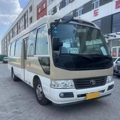 China 2023 modelo de gasolina Toyota Coaster Bus 30 asientos Capacidad del motor 4L 7005*2040*2785mm en venta
