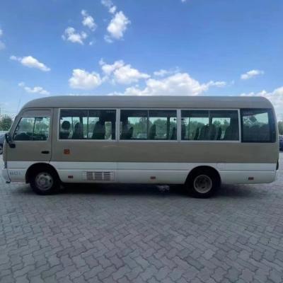China 2023 modelo de gasolina Toyota Coaster Bus 30 asientos Capacidad del motor 4L 7005*2040*2785mm en venta