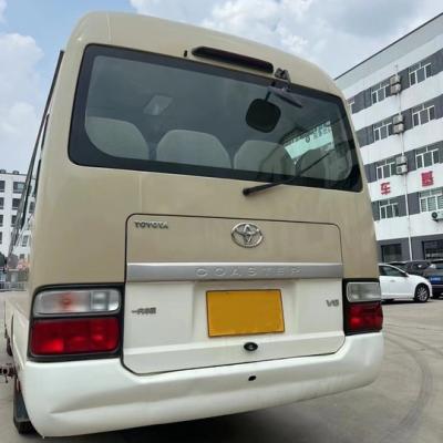 China 2023 modelo de gasolina Toyota Coaster Bus 30 asientos Capacidad del motor 4L 7005*2040*2785mm en venta