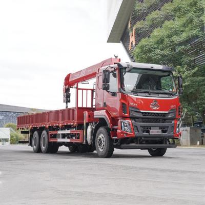 Cina Hydraulic Pulling Flatbed Truck-Mounted Crane 8 Ton 10 Tyre Crane Truck with Tray in vendita