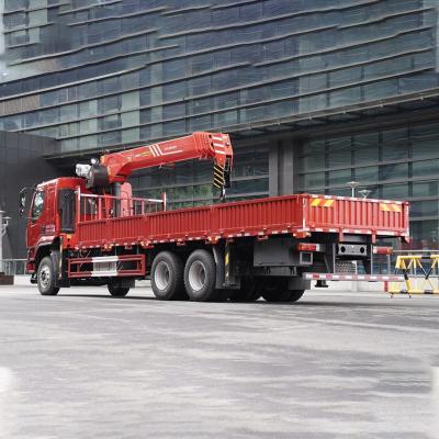 Cina Hydraulic Pulling Flatbed Truck-Mounted Crane 8 Ton 10 Tyre Crane Truck with Tray in vendita