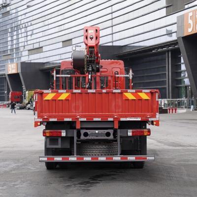 Cina Hydraulic Pulling Flatbed Truck-Mounted Crane 8 Ton 10 Tyre Crane Truck with Tray in vendita