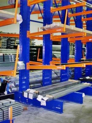 China Dubbelzijdige zware kantilleverstaalrekken op maat voor magazijnen Te koop