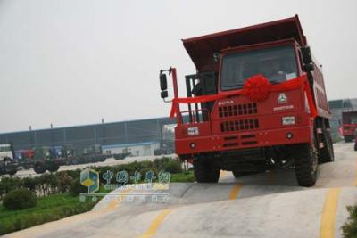Китай HOWO 70tons с Tipper 6 тележки сброса минирования дороги 4 управляя моделью 371hp с системой HYVA Hdraulic поднимаясь продается