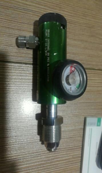 Quality Mini Oxygen Regulator with Aluminum Material 0-8 Lpm CGA 540 Connector Brass for sale