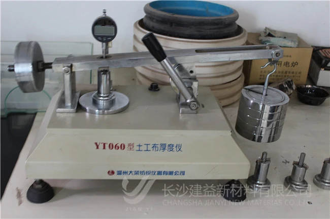 Smooth HDPE Waterproof Geomembrane For Landfills And Sewage 1