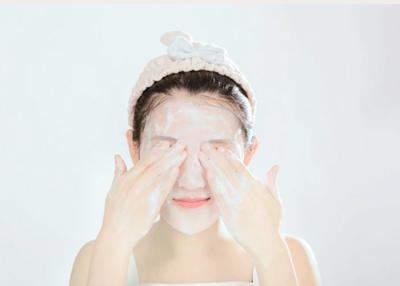 China Ölfreie leichte tiefe Gesichts-Reiniger-Hautpflege der Poren-100ml zu verkaufen