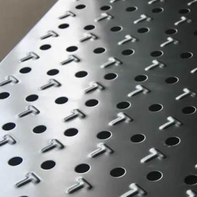 China 304L 316L 410 Edelstahlperforierter, durchbohrter Metallplatte mit natürlicher Farbe und individueller Länge zu verkaufen