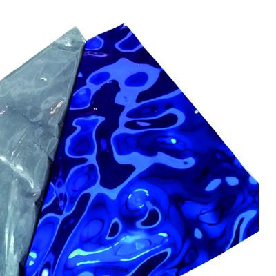 China Gepersonaliseerde breedte 301L Grade Water rippels Decoratieve roestvrij staal plaat Metalen wandpaneel voor architectonisch ontwerp Te koop