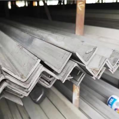 Chine Ms Angles d'acier pour une surface plate en acier doux ASTM 572 Gr50 Poids léger 50*50*6 à vendre